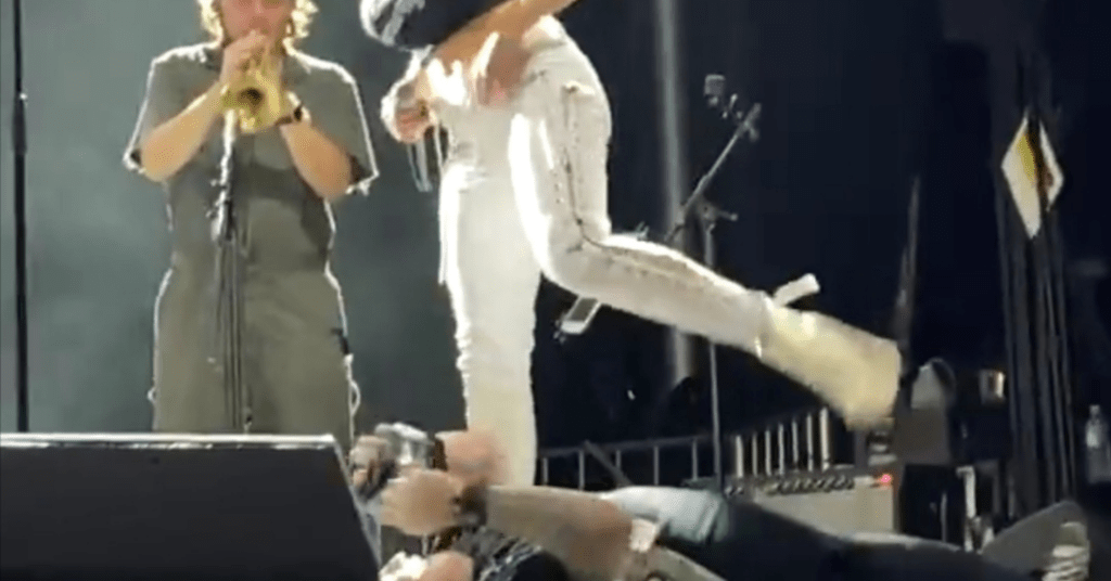 Banda se disculpa luego de que vocalista orinara en la cara a un fan en ...